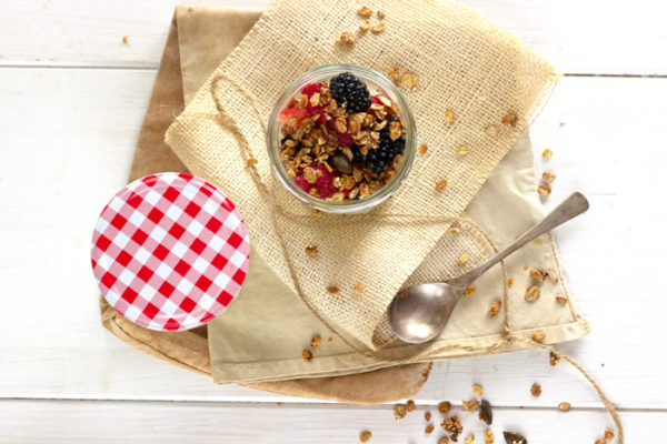 Une French girl cuisineMuesli aux fruits rouges à l’emporter et granola ...